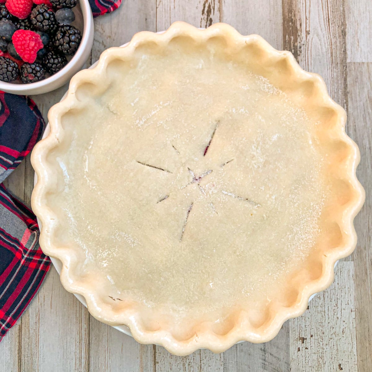 Easy Mixed Berry Pie | Modernmealmakeover.com