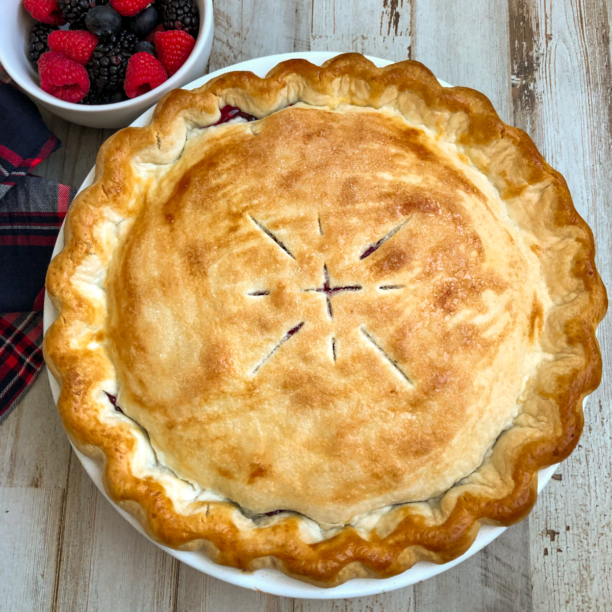 Easy Mixed Berry Pie | Modernmealmakeover.com