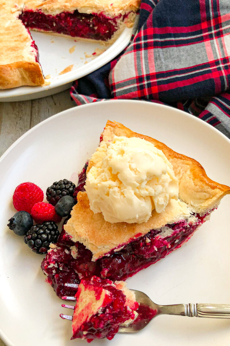 Easy Mixed Berry Pie | Modernmealmakeover.com