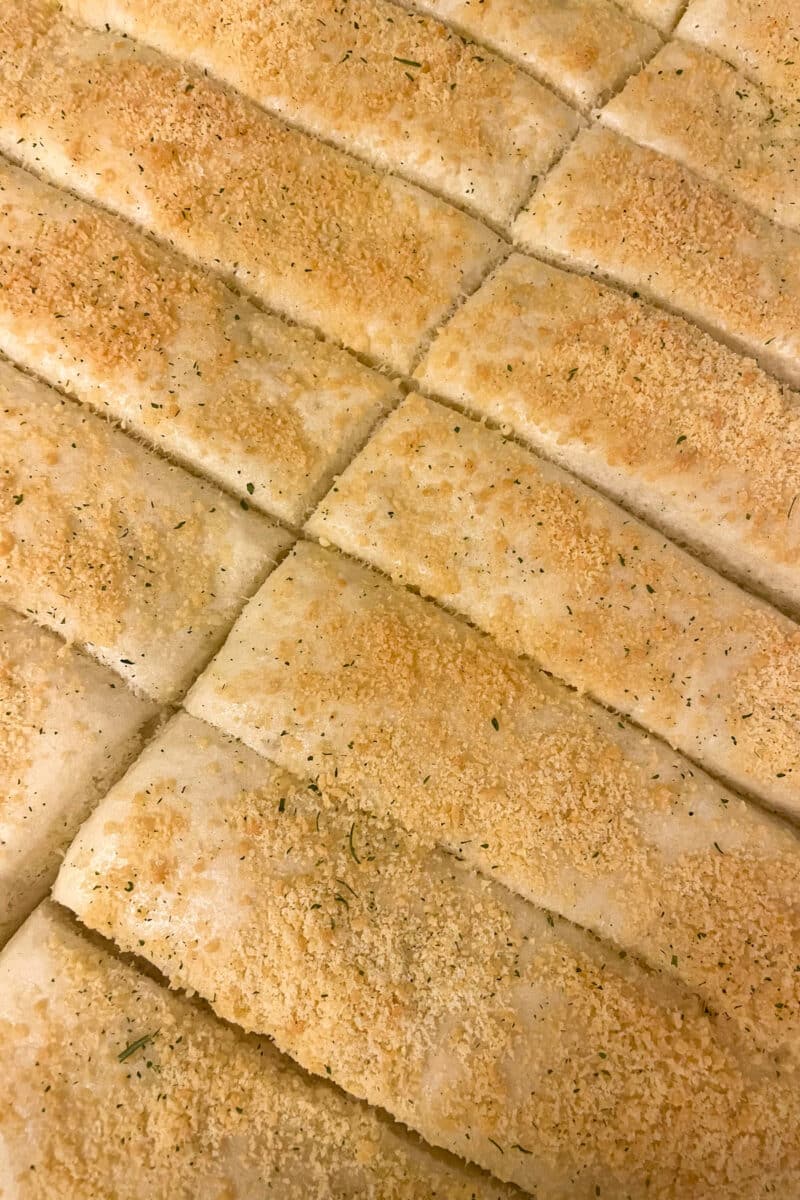 Quick & Easy Homemade Breadsticks with Parmesan | Modernmealmakeover.com